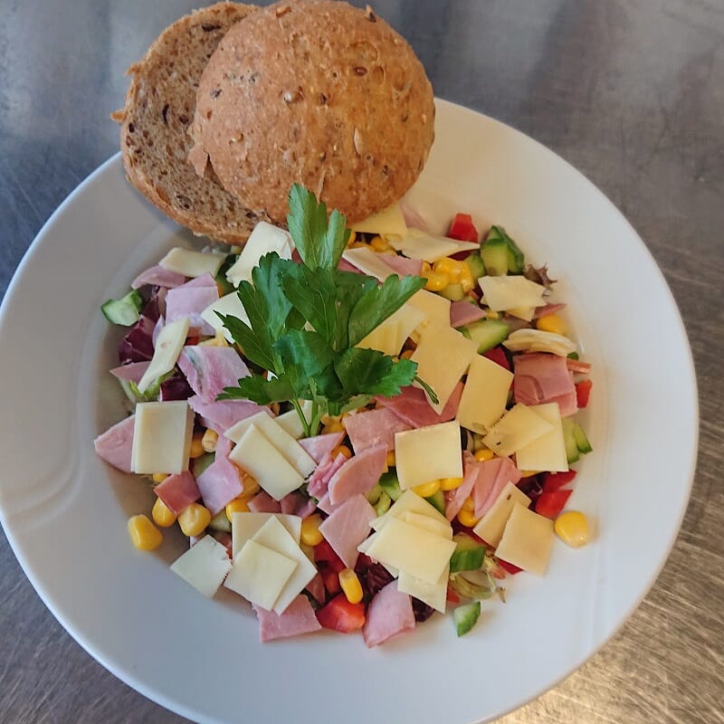 Salat med ost og skinke - Trigger Mat